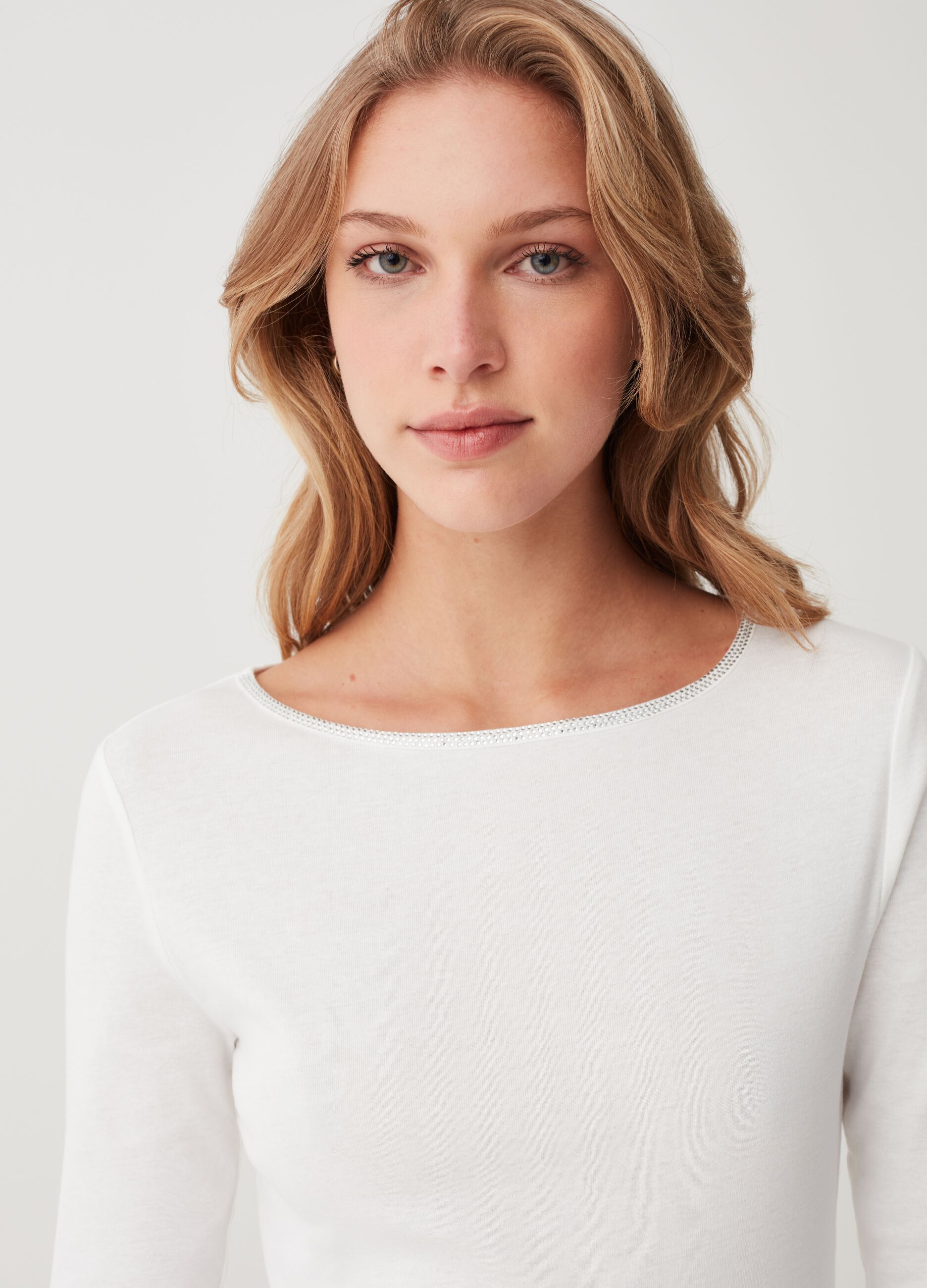 T-shirt scollo rotondo con profilo in strass Bianco ottico da Donna | OVS